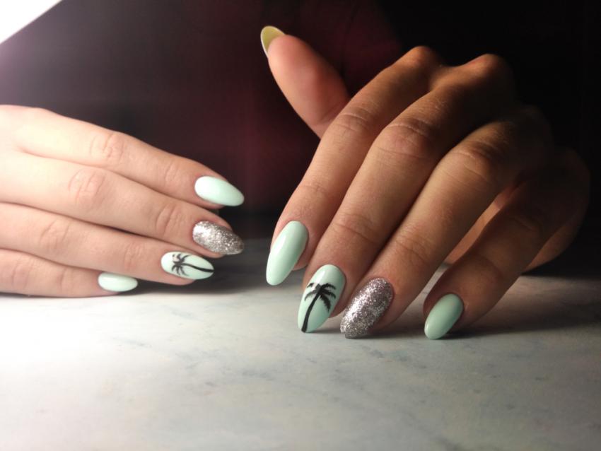 9 Graduation Nail Ideas With Cap & Gown Glam | LoveToKnow