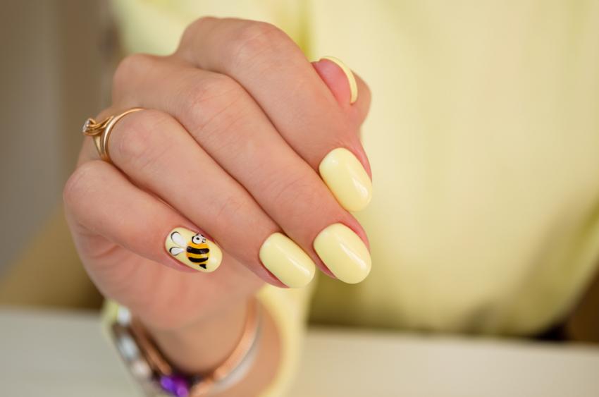 9 Graduation Nail Ideas With Cap & Gown Glam | LoveToKnow