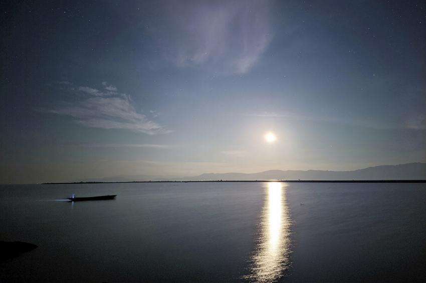 8 Full Moon Rituals for Reflection & Empowerment | LoveToKnow