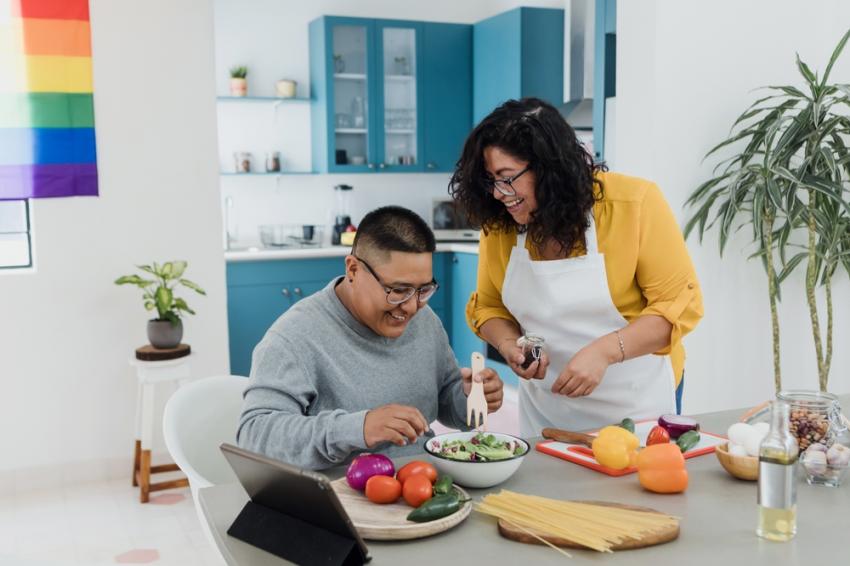 12 Acts of Service Examples to Share the Love | LoveToKnow