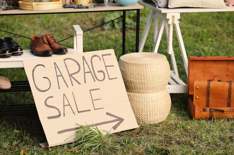 22 Hilarious Garage Sale Sign Ideas & Tips to Make a Great Sign ...